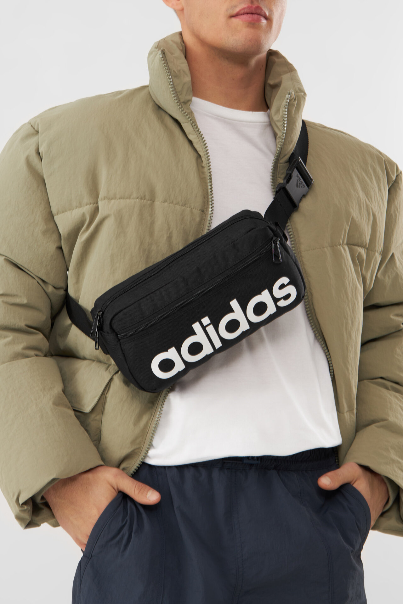 Младежка чанта adidas LINEAR BUM BAG HT4739 ЧЕРЕН - ccc.eu/bg