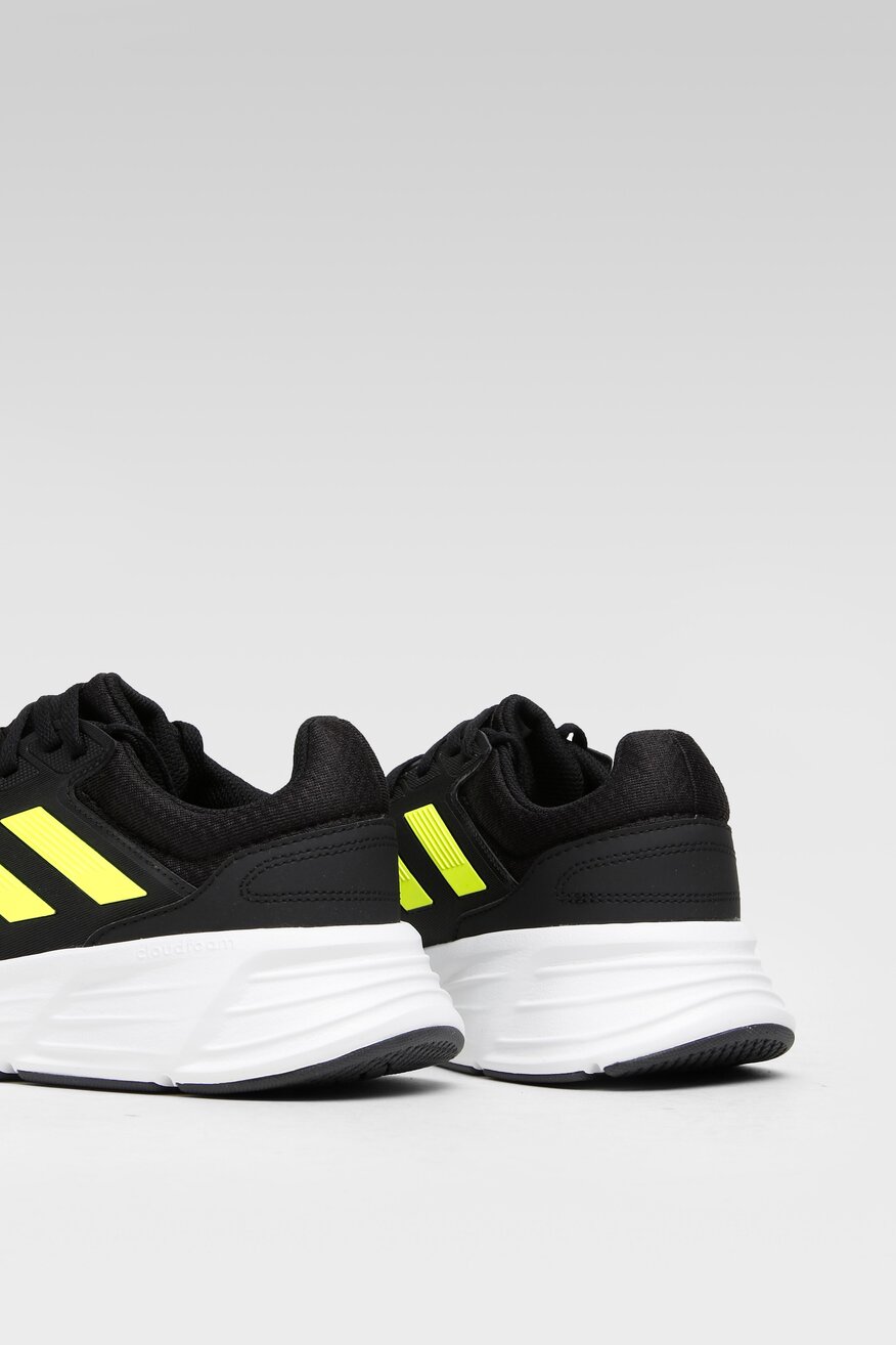 Спортни обувки adidas GALAXY 6 GW4141 ЧЕРЕН - ccc.eu/bg