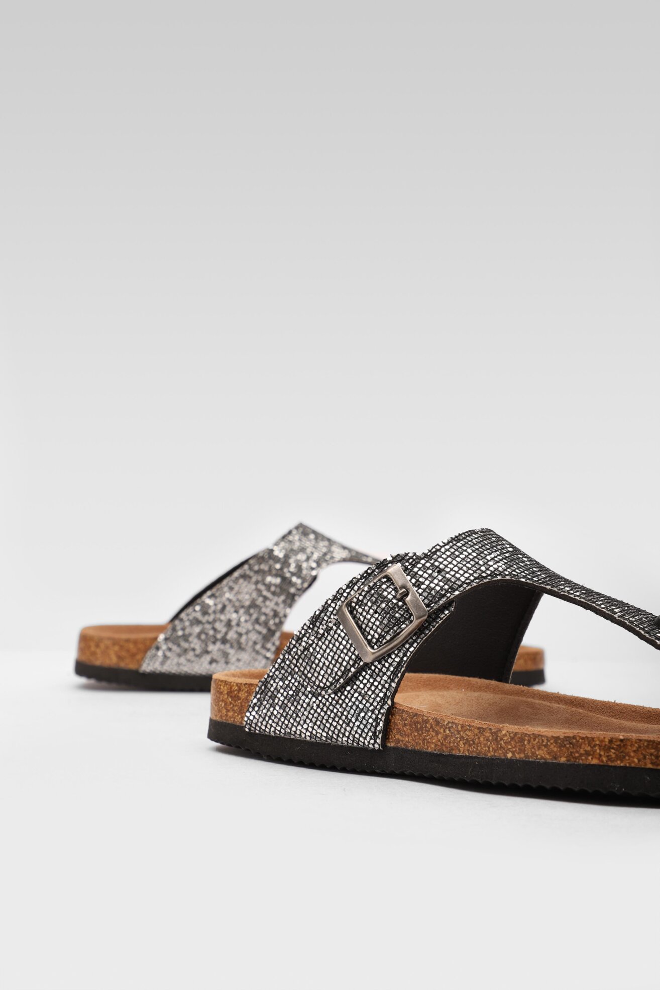 Klapki Go Soft AGK20708 Srebrny - CCC.eu