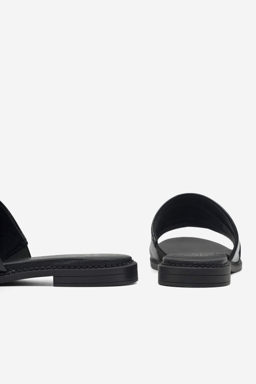 Klapki Sarah Karen EST-FIONA-04 Czarny - CCC.eu