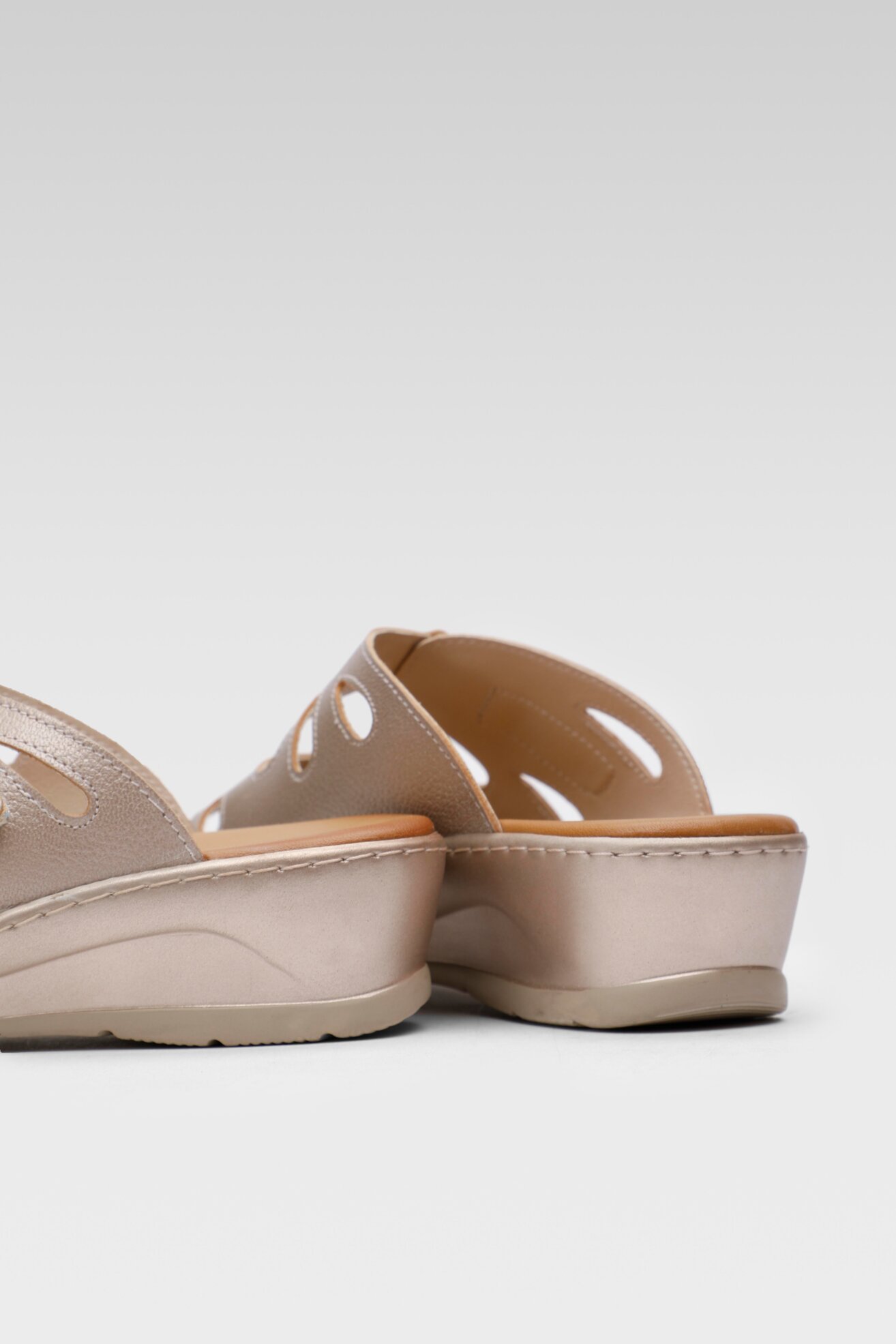 Klapki Go Soft WI16-SHEENA-04 Złoty - CCC.eu